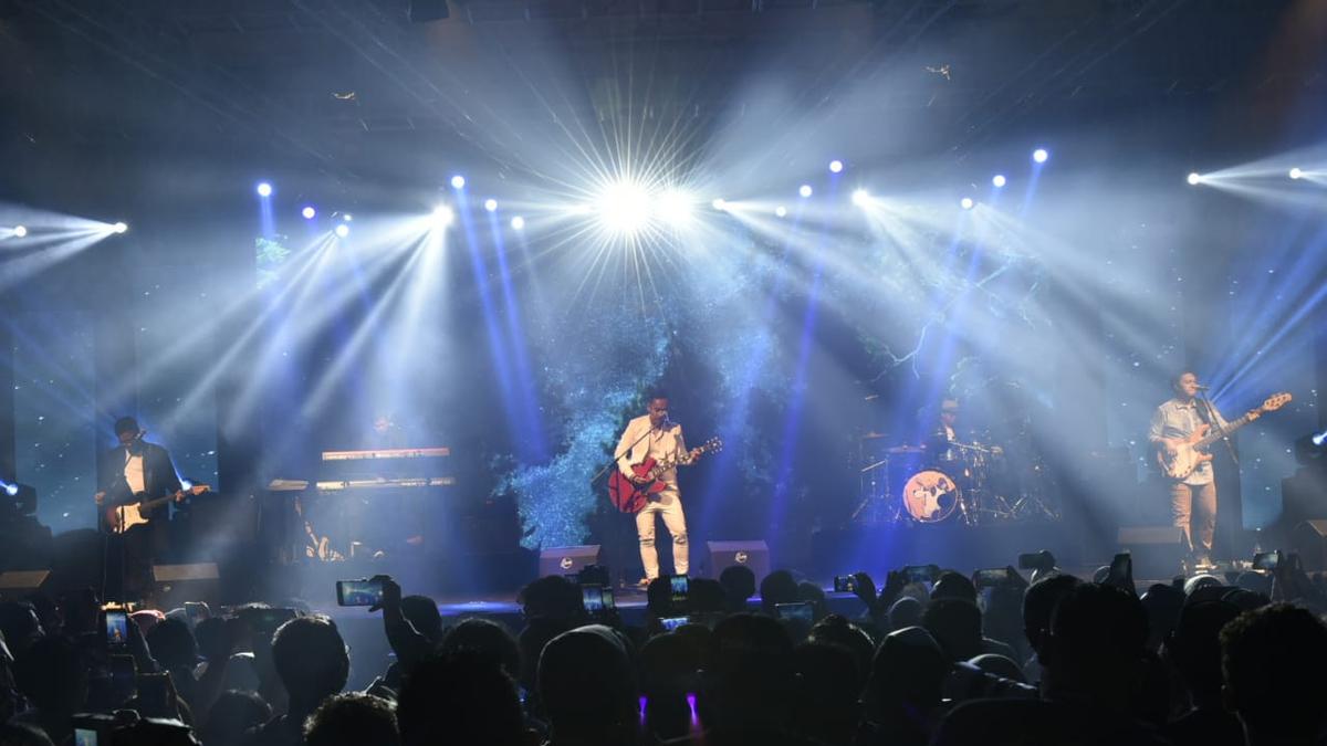 Jikustik Reunian, Konser Penuh Canda, Haru dan Emosional