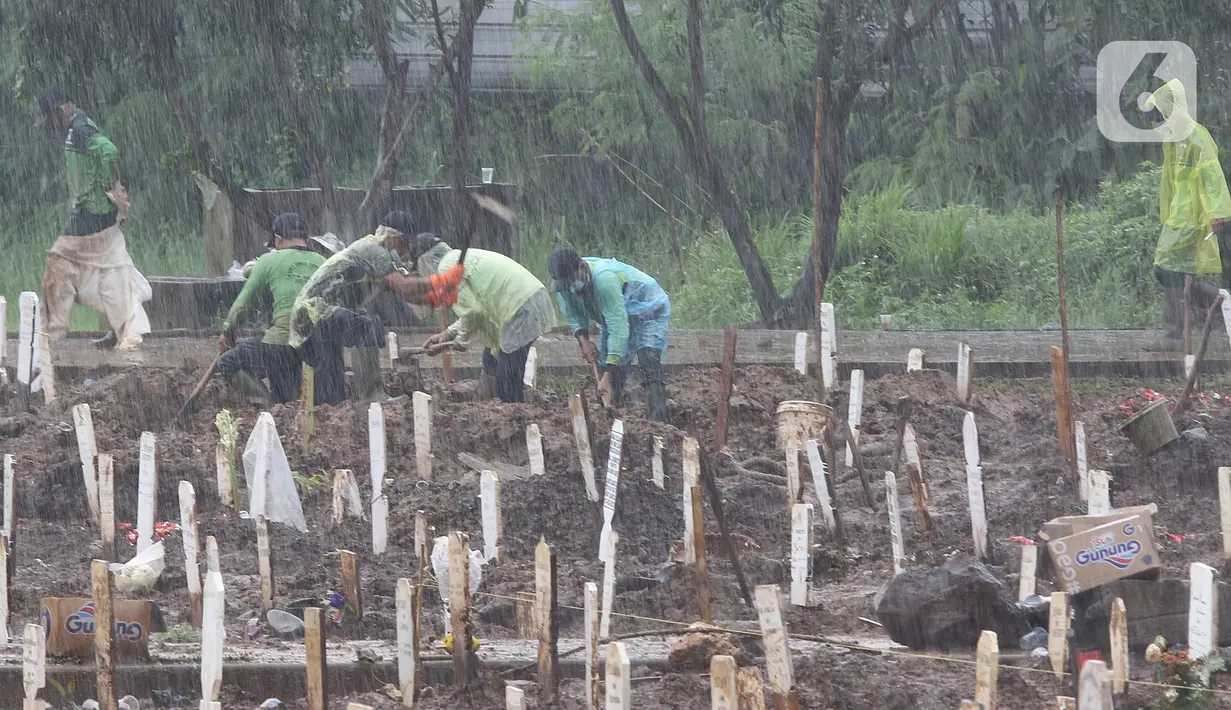 FOTO: Pemangkasan Ukuran Makam Jenazah COVID-19 di TPU Bambu Apus ...
