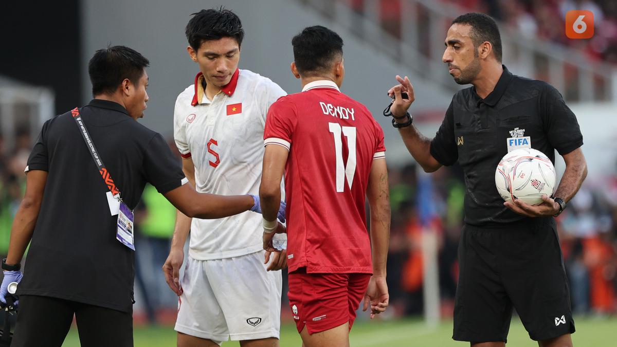 Doan Van Hau Hajar Striker Indonesia di Piala AFF 2022, Netizen Vietnam ...
