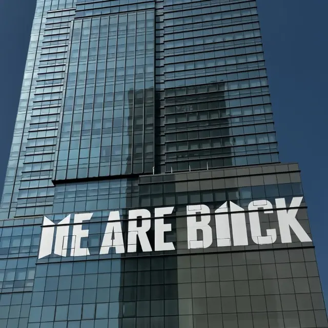 BTS Siap Comeback Setelah RM dan V Lulus Wamil, Gedung HYBE Didekorasi Tulisan We Are Back ...