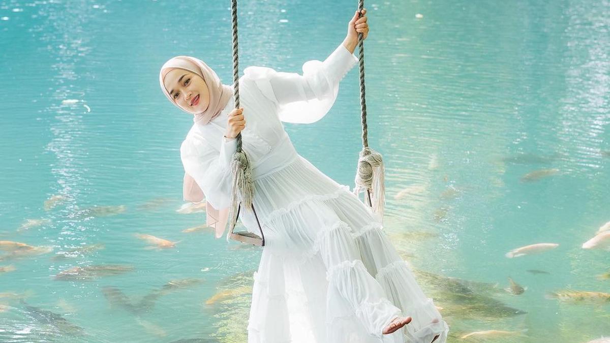 6 Inspirasi OOTD Ririe Fairuz Liburan Nikmati Alam, Cantik dan Menyatu