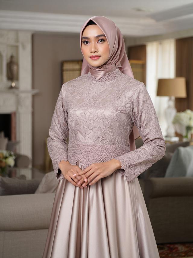 9 Model Gamis Brokat Modern Kombinasi Kain Satin Silk yang Elegan ...