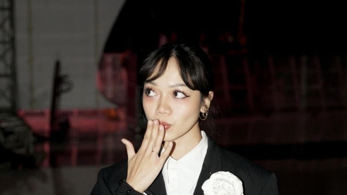 Eksplorasi Gaya Seru Fathia Izzati, Vokalis Reality Club dengan ...