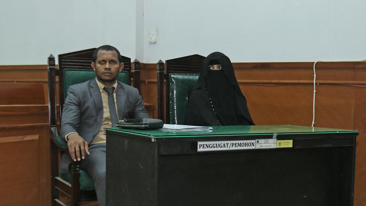 Cekikikan Usai Sidang, Indadari Jadi Pusat Perhatian