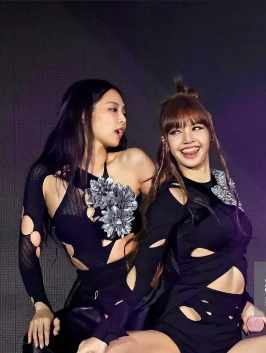 8 Gaya Keren BLACKPINK Jadi Artis K-Pop Pertama Tampil di Coachella sebagai Headliner - Photo ...