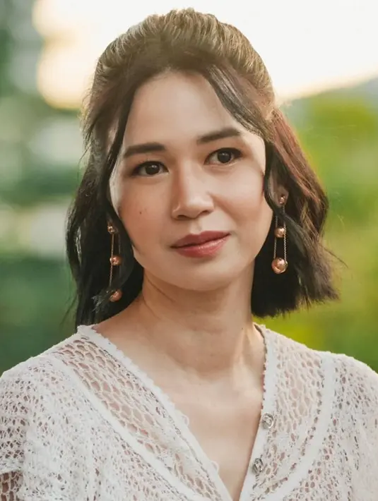 Tampil Menawan, Ini Potret Laura Basuki dalam Busan International Film ...