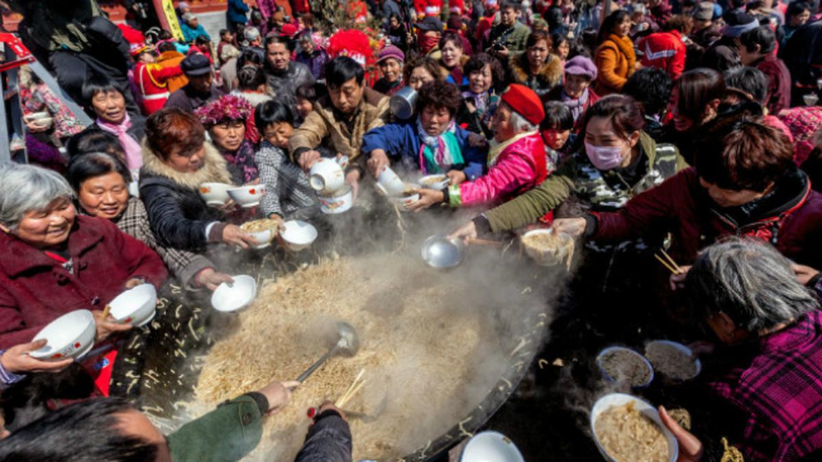 2.000 Orang, Ramai-ramai Makan Mie Bareng - Lifestyle Liputan6.com