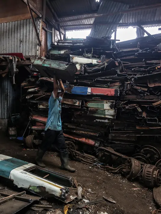 FOTO: Nasib Kopaja Tua yang Kini Dijual Kiloan - Foto Liputan6.com