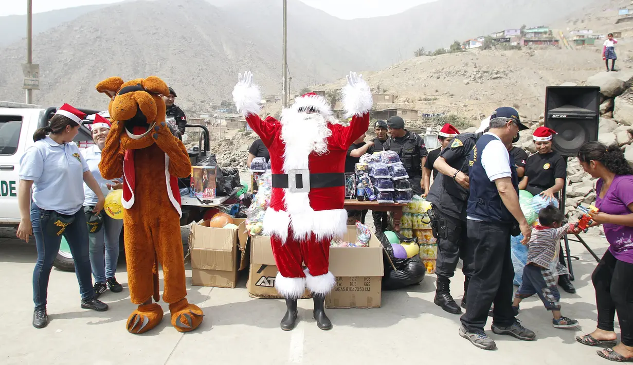 Kenakan Kostum Santa Claus, Polisi Kejutkan Warga Peru - Foto Liputan6.com