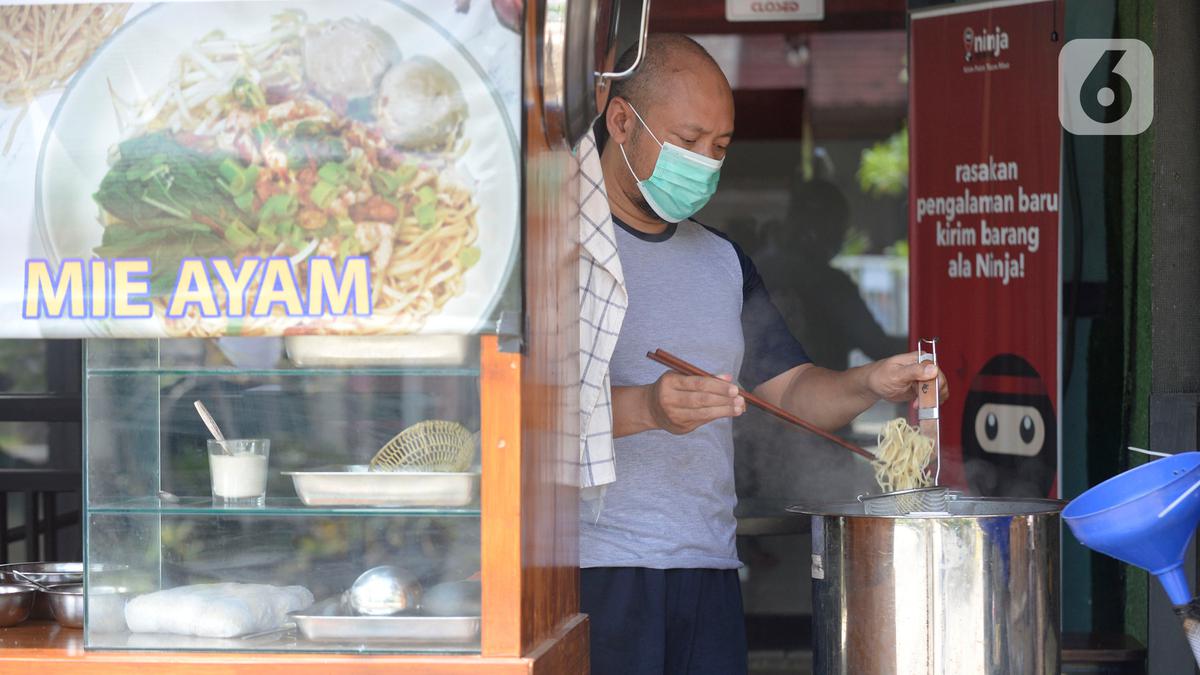 FOTO: Pilot Ini Jadi Penjual Mie Ayam Akibat Pandemi - Foto Liputan6.com