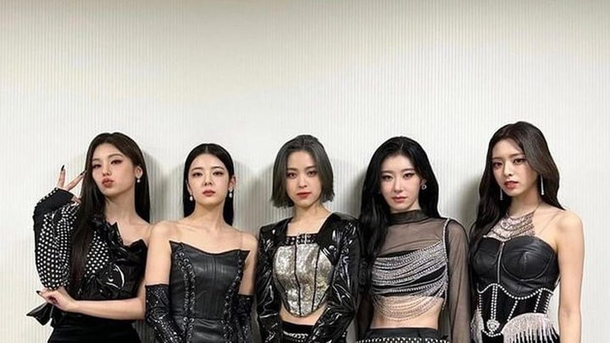 6 Potret Tampilan Terbaru ITZY, Gaya Rambut, Makeup, hingga Pakaian ...