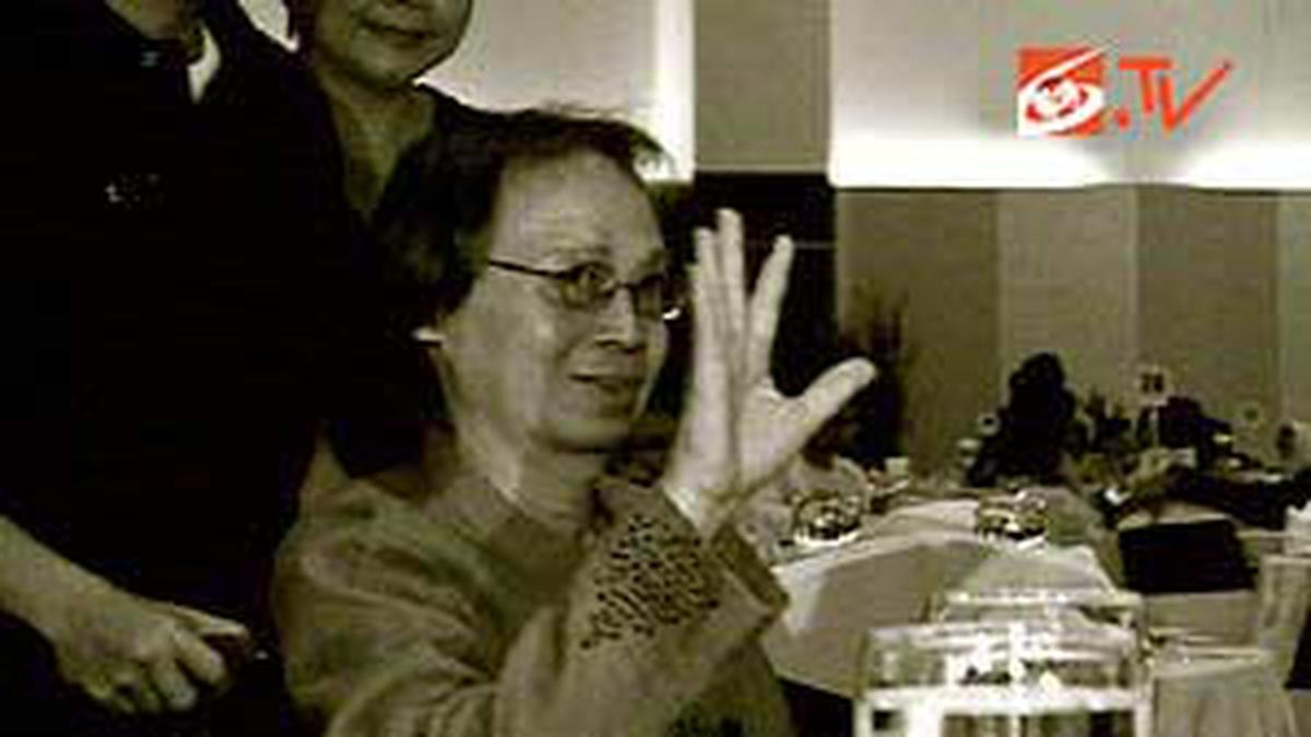 Hadiah Erwin untuk Sang Legenda - ShowBiz Liputan6.com