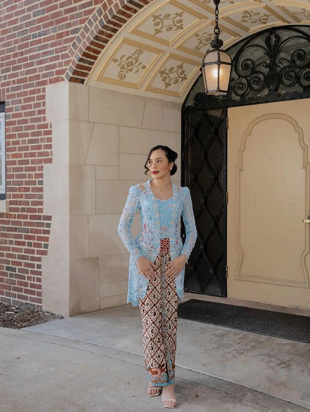 Potret Cantik Beby Tsabina Kenakan Kebaya Wisuda Sky Blue, Tampilan ...