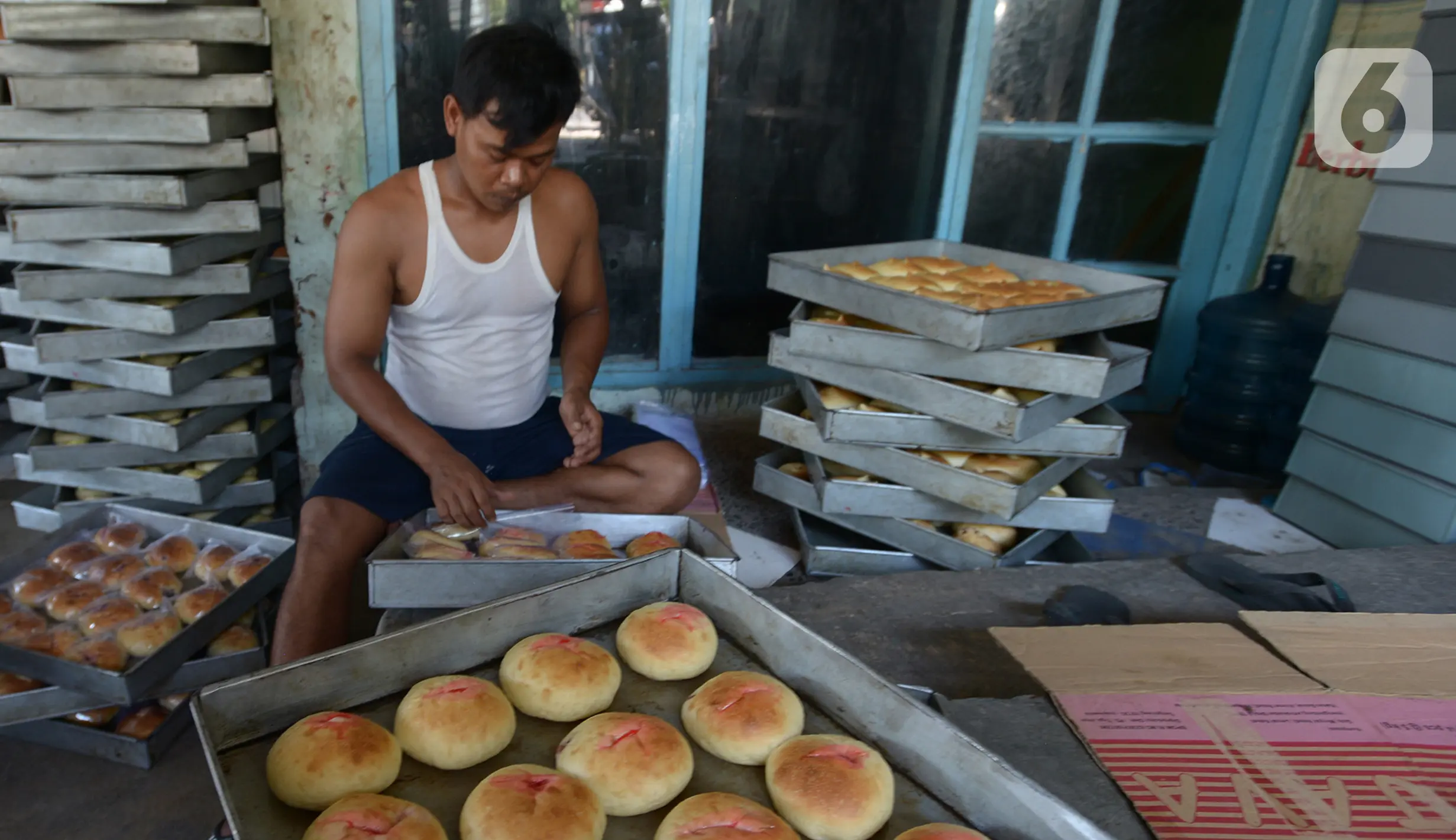 FOTO: Mengintip Proses Pembuatan Roti di Industri Rumahan - Foto ...