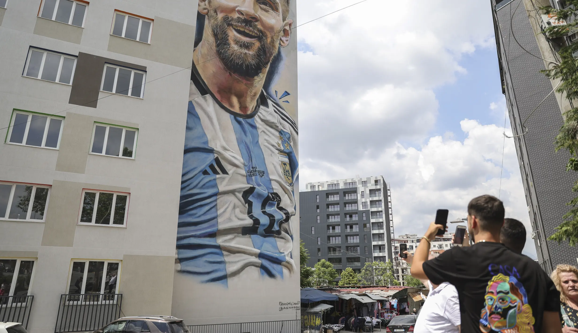 Potret Mural Lionel Messi Menutupi Bangunan di Albania - Foto Liputan6.com