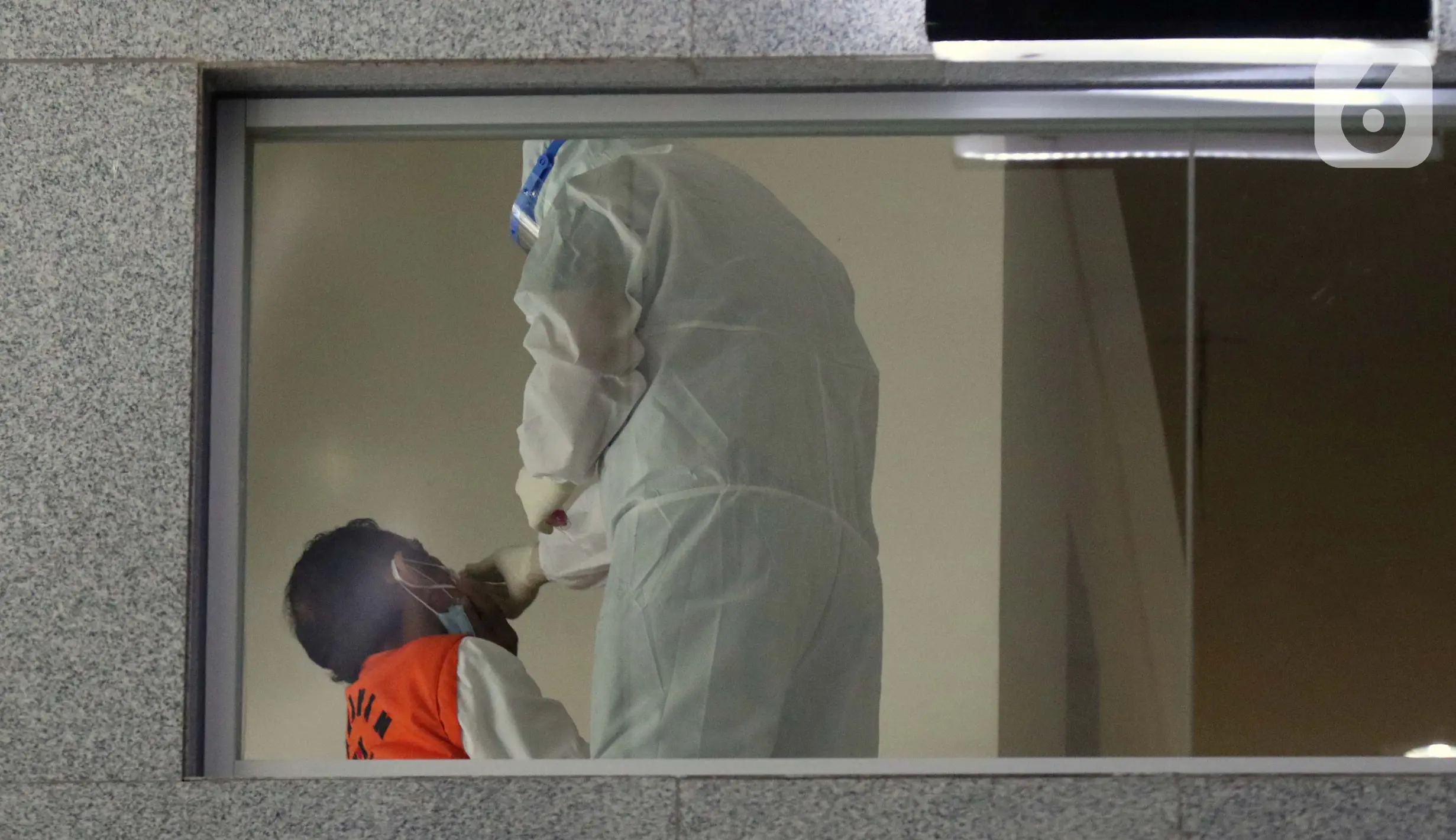 FOTO: Tersangka Suap Jalani Tes Usap COVID-19 - Foto Liputan6.com