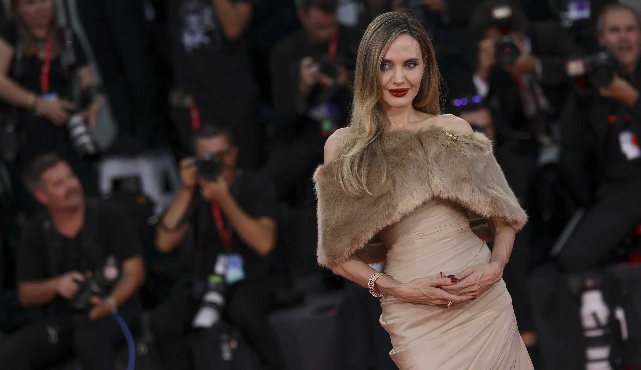 Angelina Jolie Debut dengan Rambut Pirang Barunya di Festival Film ...