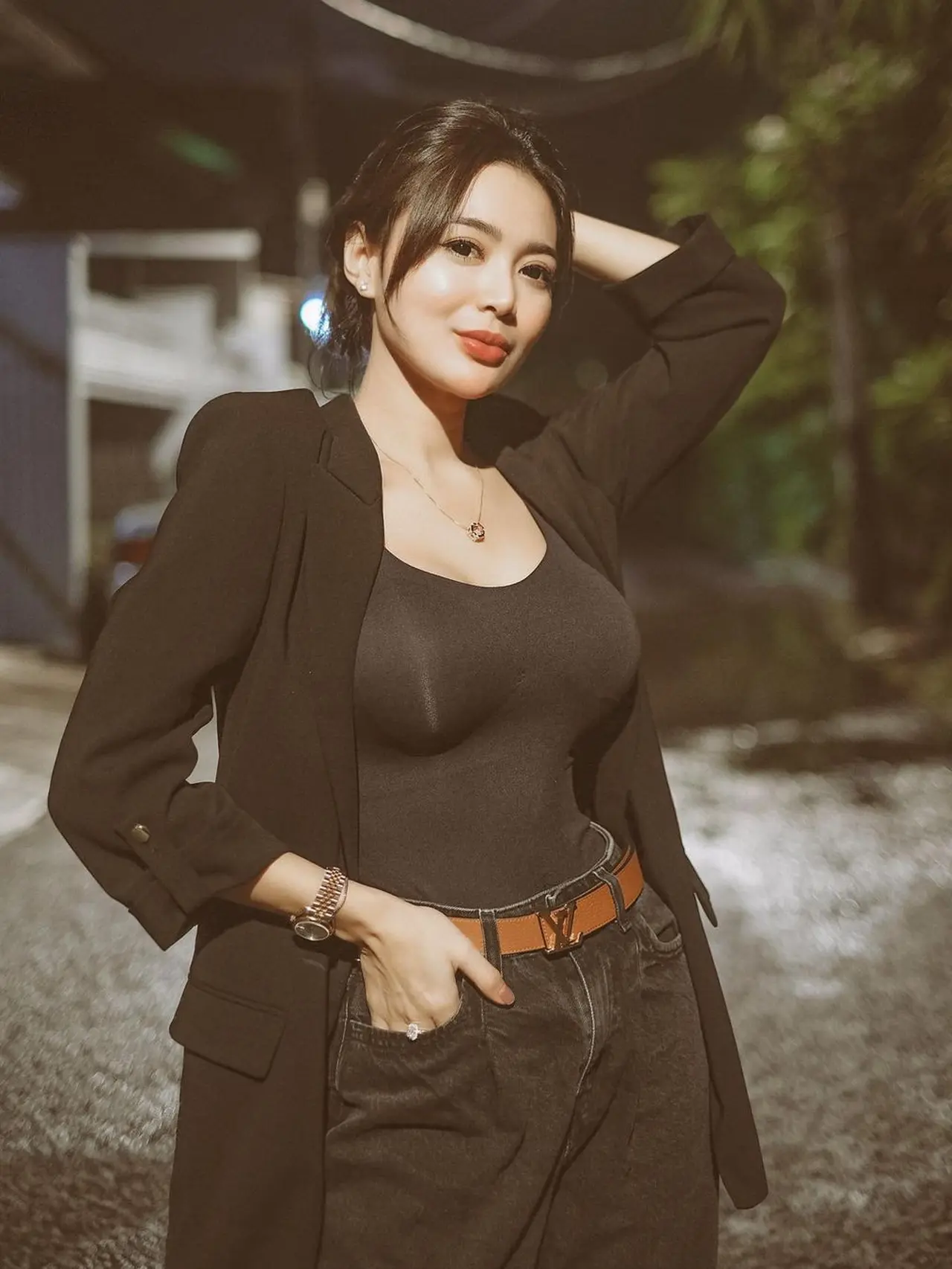 10 Potret Wika Salim yang Cantik Elegan Dalam Balutan Busana Hitam