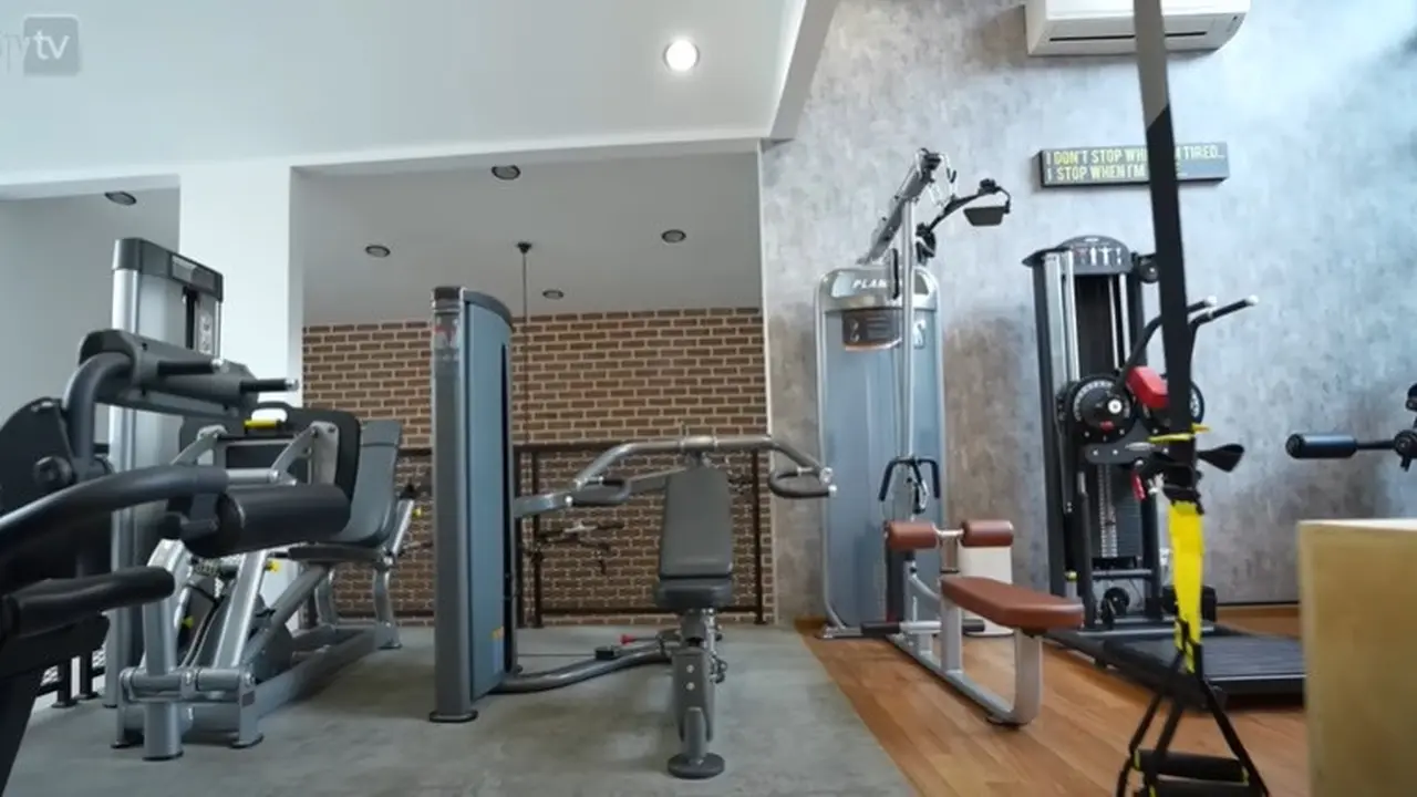 Melihat Studio Deddy Corbuzier yang Memiliki Fasilitas Lengkap, Ada ...