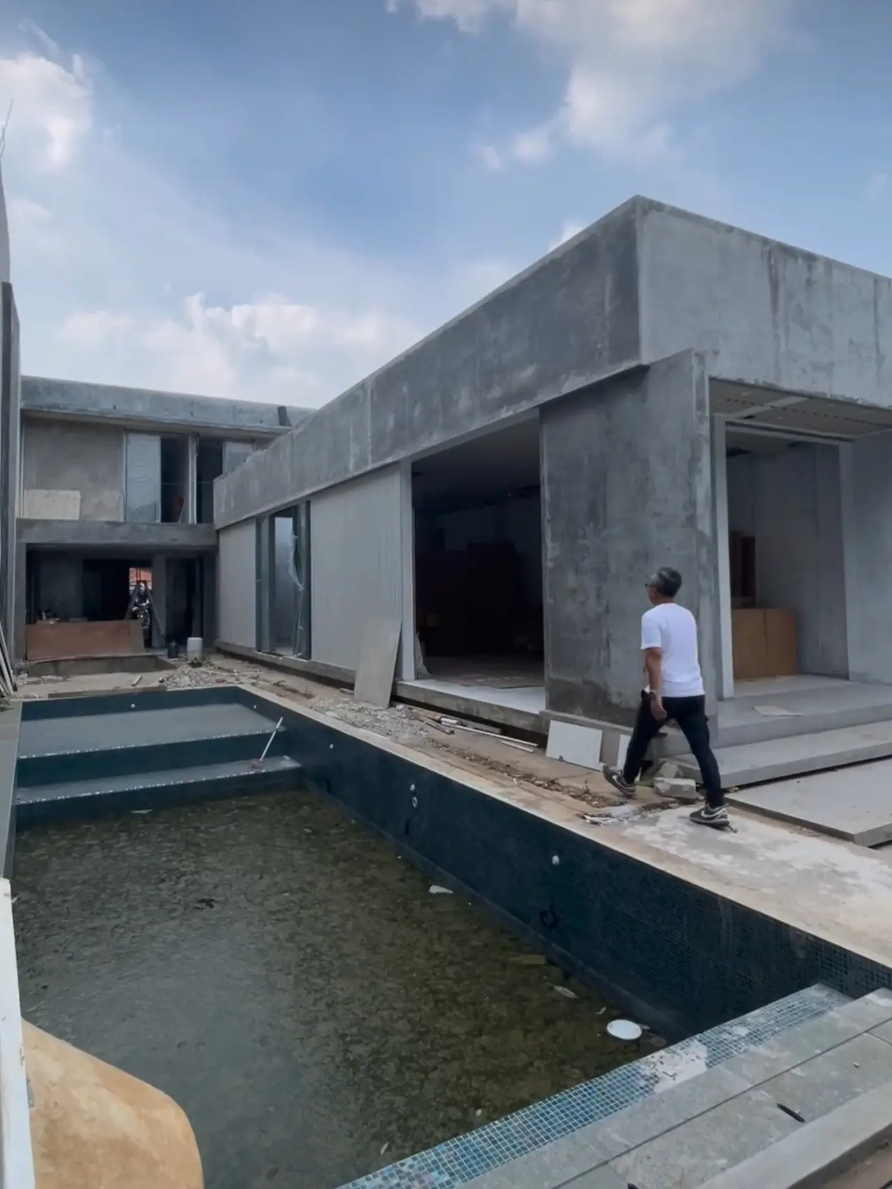 Hampir Jadi, Intip 8 Potret Rumah Indra Brasco dan Mona Ratuliu ...