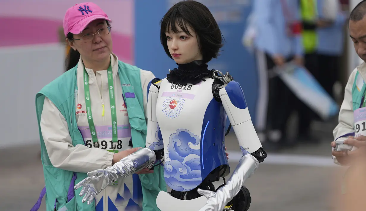 Foto: China Gelar Kompetisi Lari Half Marathon yang Diikuti Robot ...
