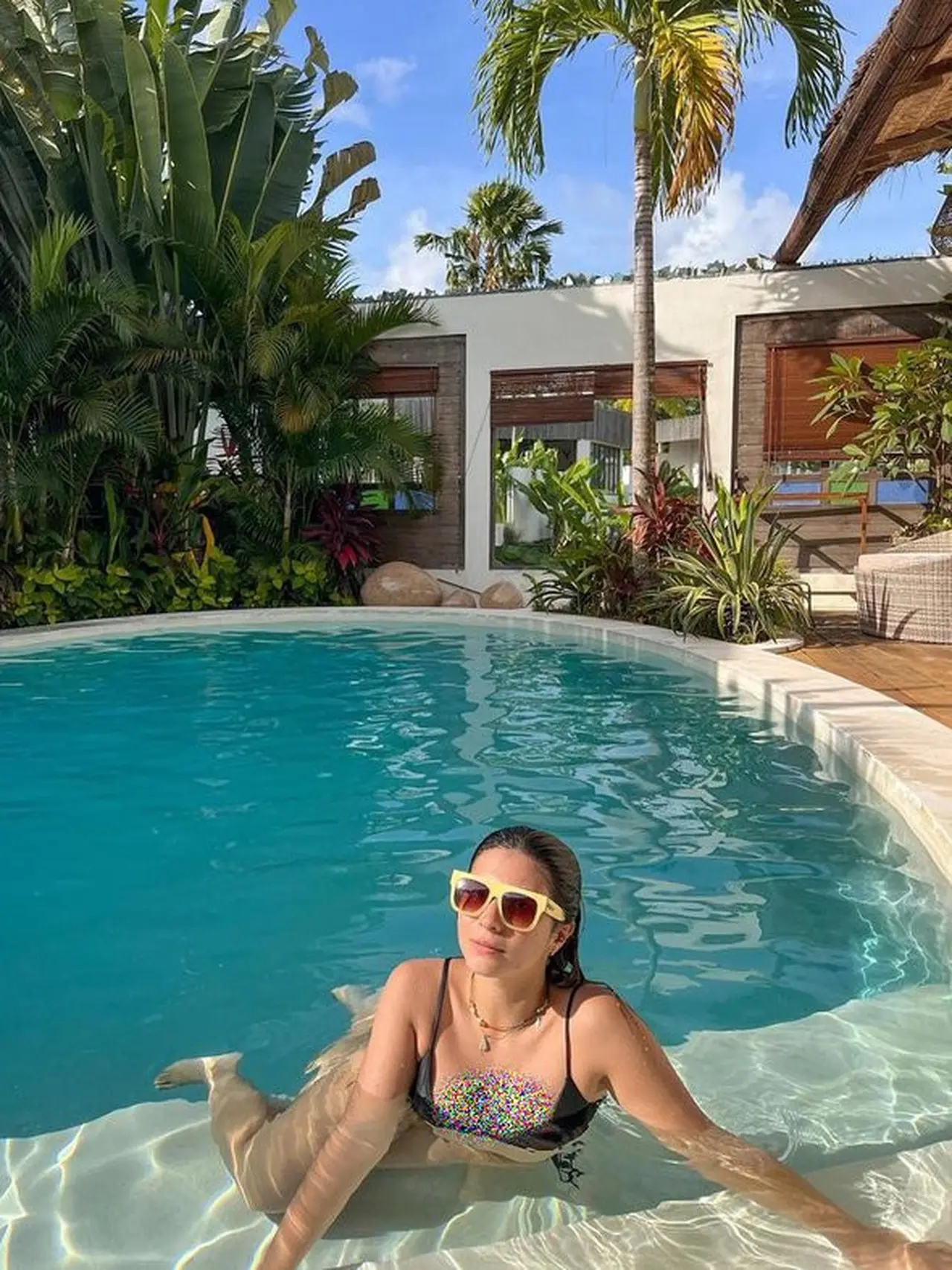 8 Potret Cantik Artis Indonesia yang Pakai Bikini Two Piece Saat Liburan