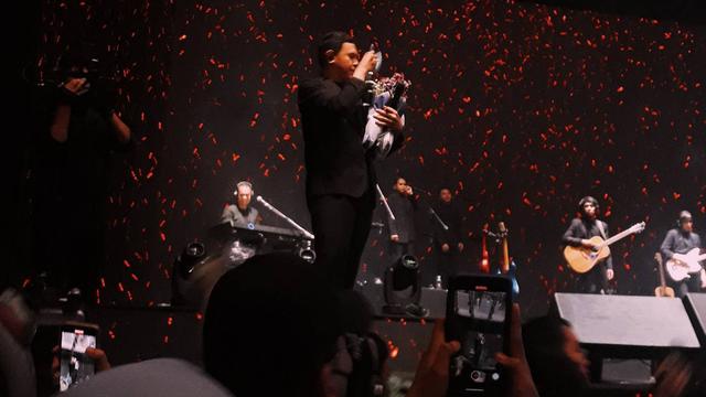 Tulus Gelar Konser Terakhir Tur Manusia 2023 di Jakarta Semalam, Panen ...