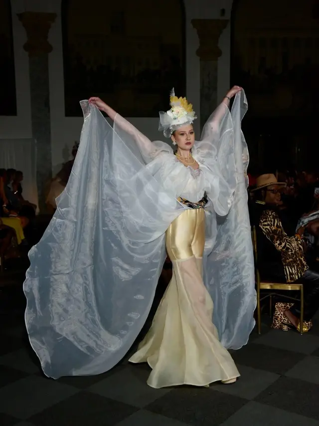 Di Balik Kemegahan New York Indonesia Fashion Week 2022, Ada Vanny ...