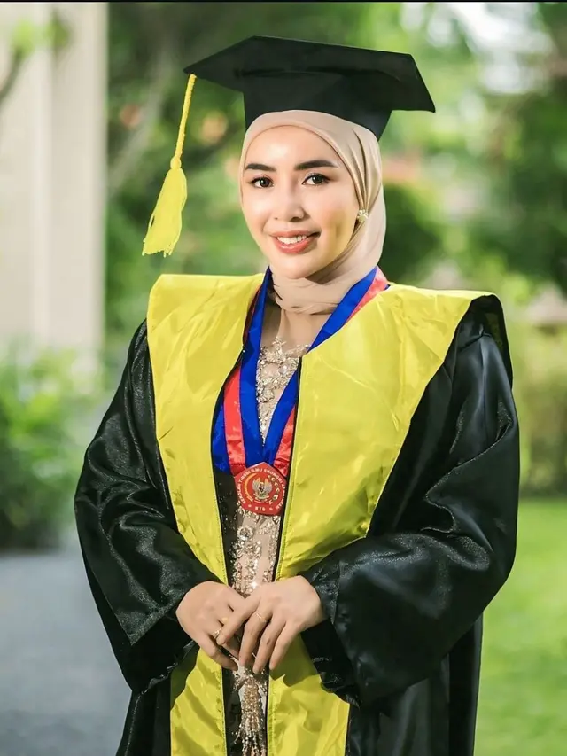 7 Potret Nurul Kamaria Lulus Kuliah di NTB, Angga Wijaya Ikut Bangga ...