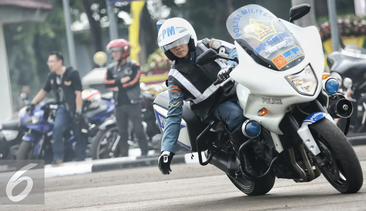 Atraksi Motor Gede Pomal TNI AL di HUT ke-70 - Foto Liputan6.com