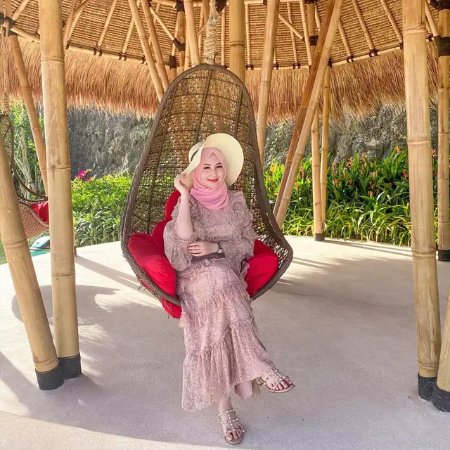 7 Potret Terbaru Selebgram Winny Putri Lubis yang Kini Tampil Berhijab - Hot Liputan6.com