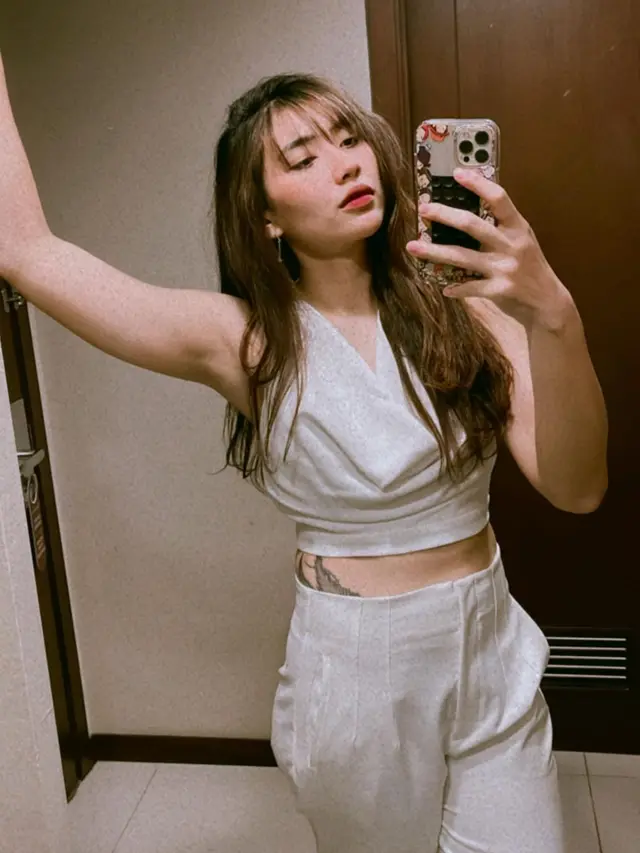 7 Potret Atlet Voli Yolla Yuliana di Luar Lapangan, Penampilannya Curi ...