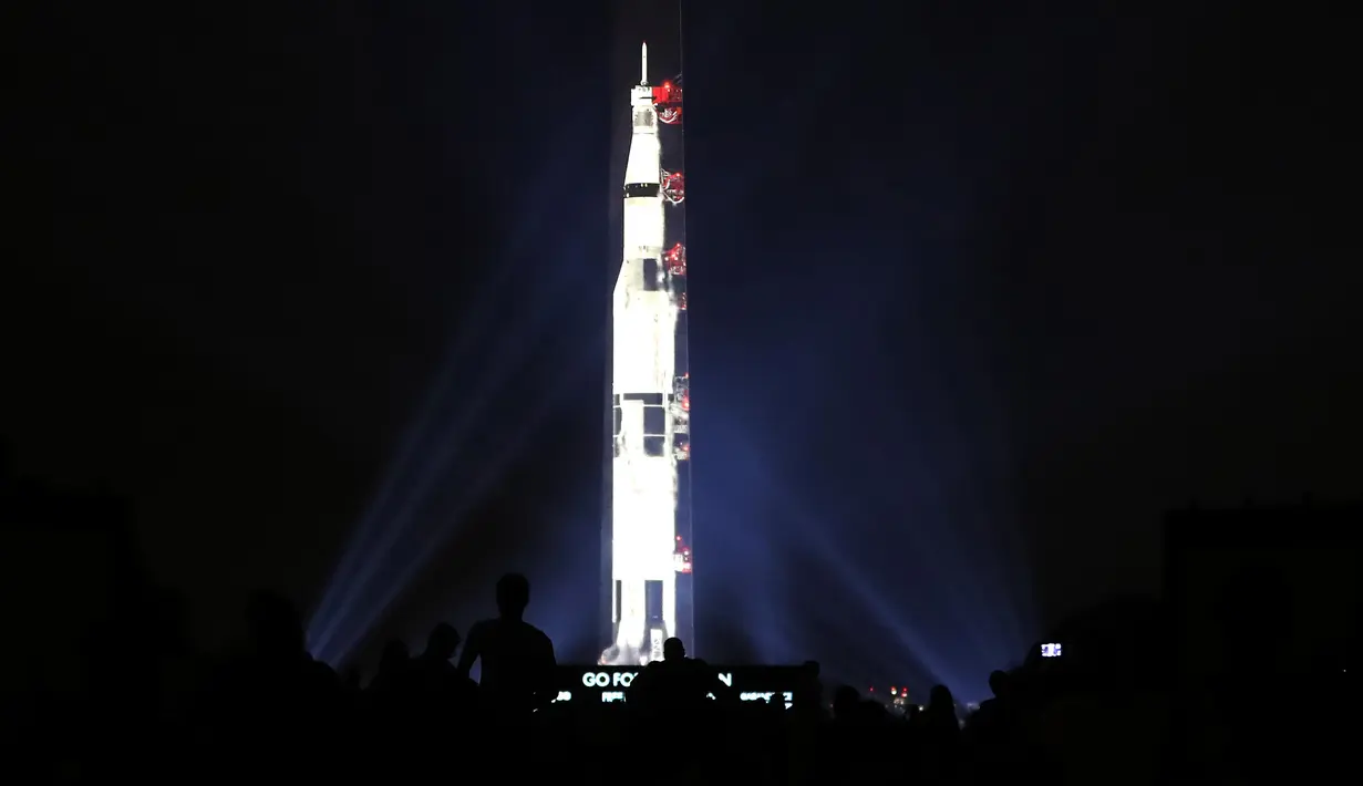 FOTO: Monumen Washington Berubah Jadi Roket Saturn V - Foto Liputan6.com