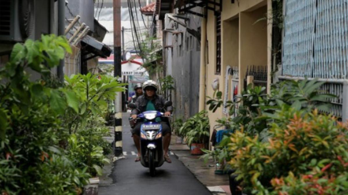 5 Tips Aman dan Nyaman saat Melewati Jalan Sempit Menggunakan Sepeda Motor - Otomotif Liputan6.com