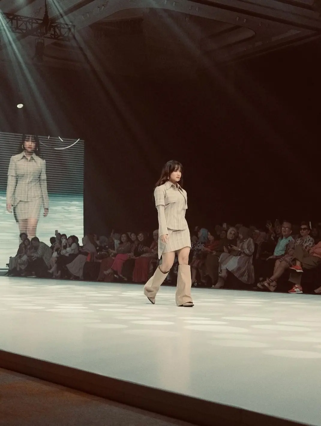 6 Gaya Fuji Utami yang Melenggang di Catwalk, Pesonanya Membius Bak ...