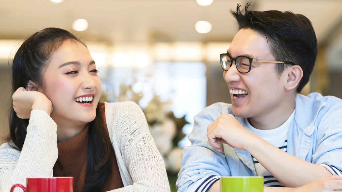 Cara Efektif Menarik Perhatian Pria Cuek, Ini 7 Tips Ampuh yang Bisa ...