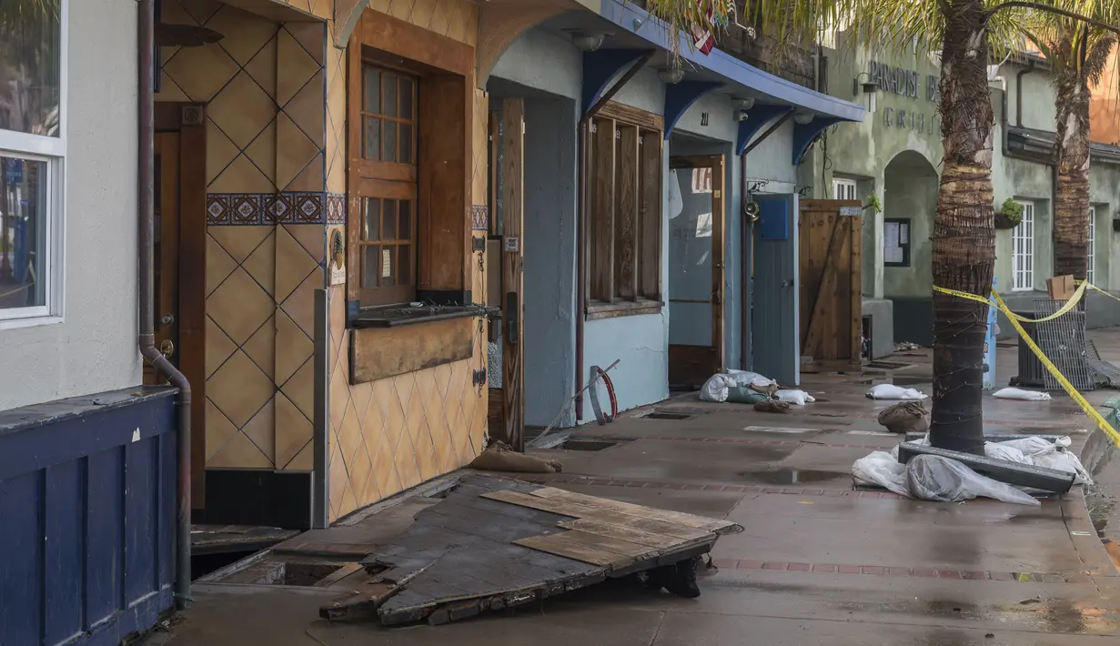 Jejak-Jejak Hantaman Badai Besar di California AS - Foto Liputan6.com