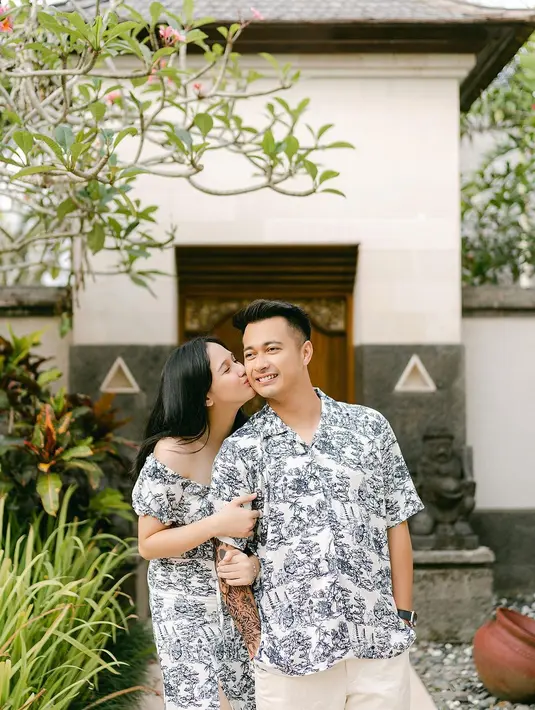 Potret Kemesraan Eza Gionino Liburan di Bali, Netizen Salfok dengan Ini - Photo Fimela.com