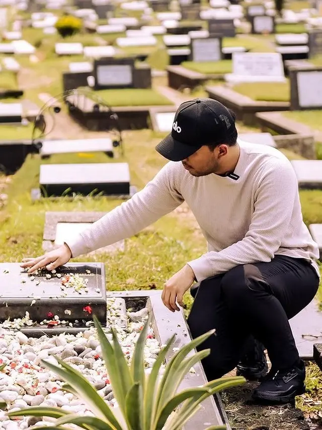 7 Momen Thariq Halilintar Ziarah ke Makam Adjie Massaid, Izin Nikahi Aaliyah - Hot Liputan6.com