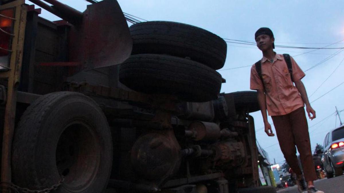 Truk tronton terguling, jalan menuju Tanjung Priok macet 2 Km - Berita ...