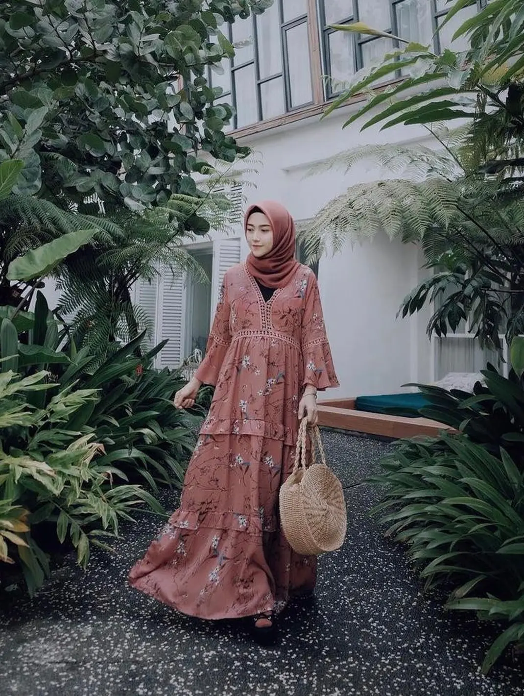 6 Gaya Busana Hijab untuk Samarkan Bahu Lebar
