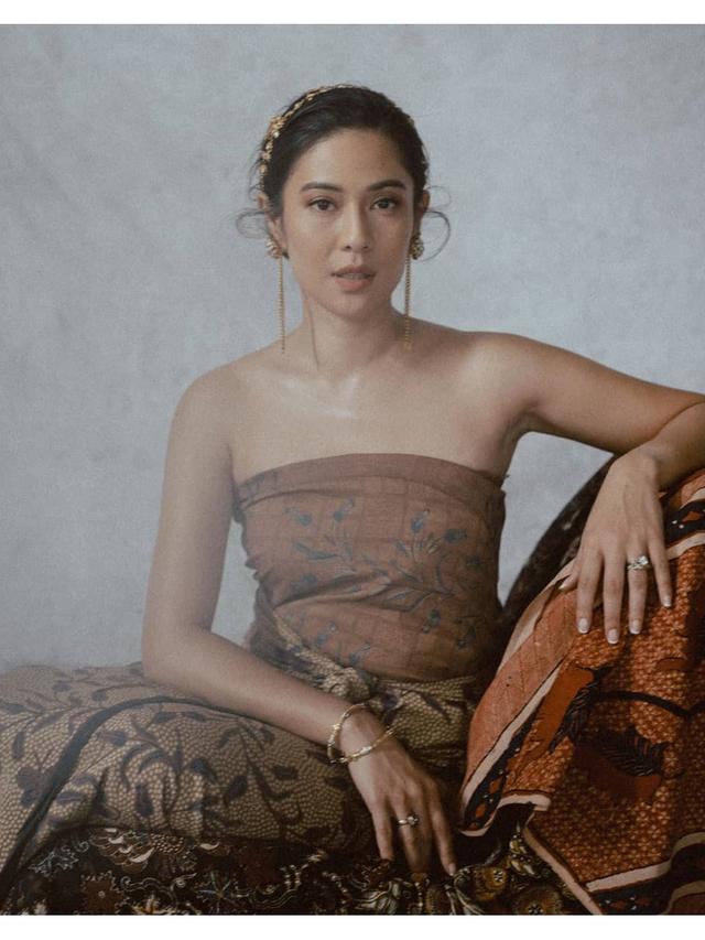 6 Potret Dian Sastrowardoyo Saat Kenakan Batik, Makin Cantik dan Anggun ...