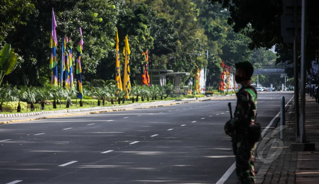Pemandangan Saat Ruas Jalan Utama Jakarta Sepi Pengendara - Foto ...