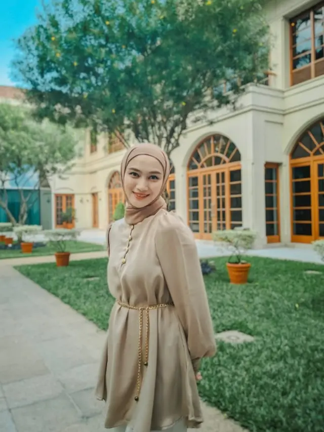 8 Model Tunik Simpel Kekinian ala Melody Laksani, Inspirasi Wanita Mungil untuk Tampil Elegan ...