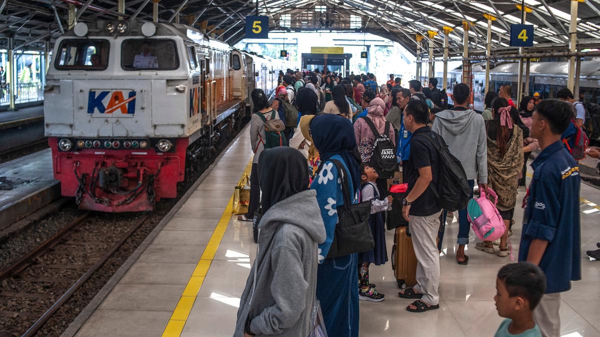 Borong Kereta INKA, KAI Target Angkut 400 Juta Penumpang di 2024 ...