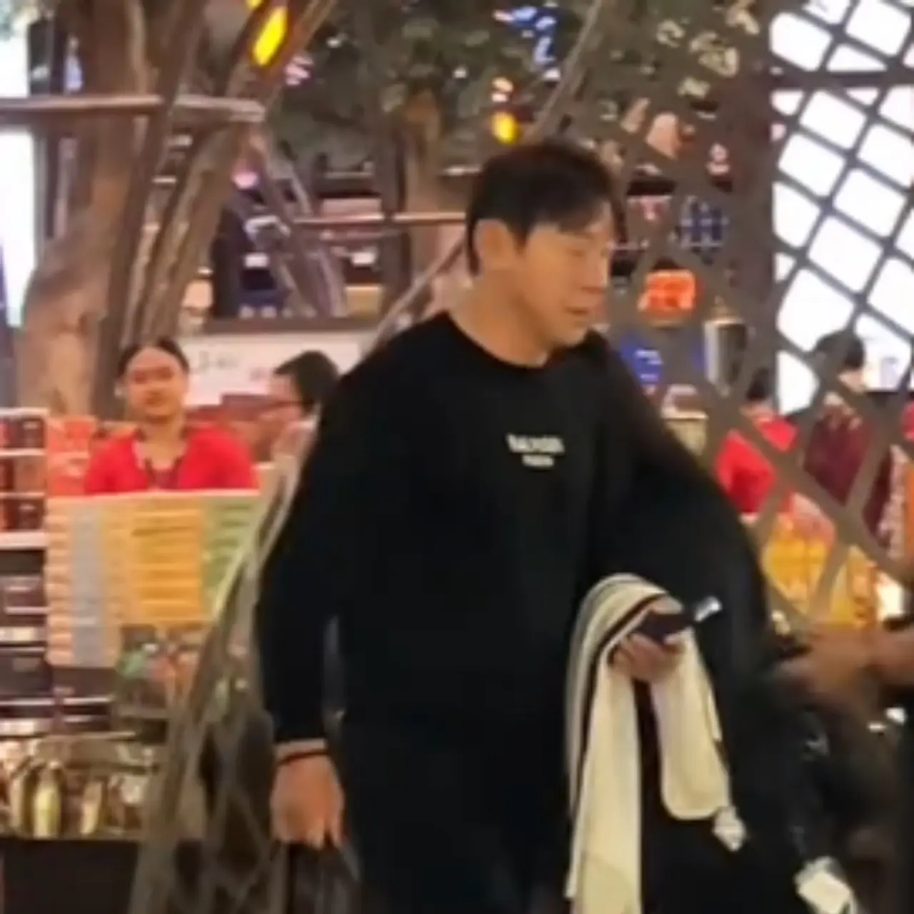 Fakta Video Shin Tae-yong di Bandara Pulang ke Korea Selatan yang Beredar Setelah Dicopot ...