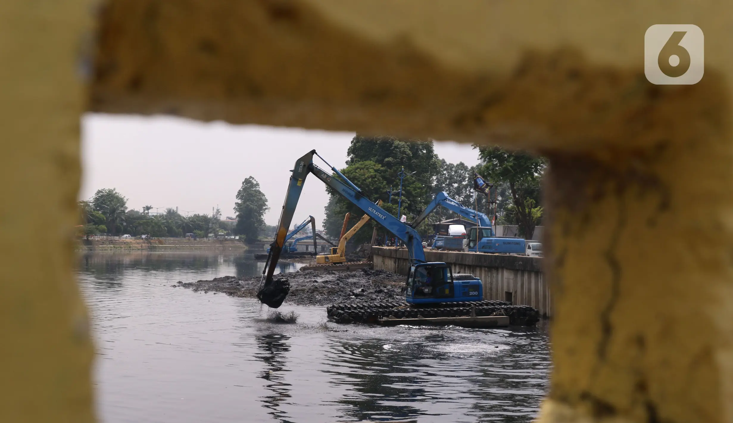 FOTO: Gerebek Lumpur Atasi Banjir Jakarta - Foto Liputan6.com