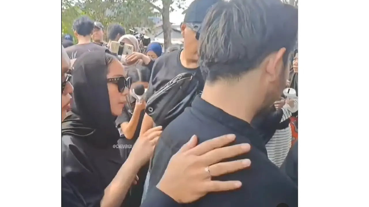 Momen Nagita Slavina Tenangkan Jeje Govinda Yang Menangis di Pemakaman ...