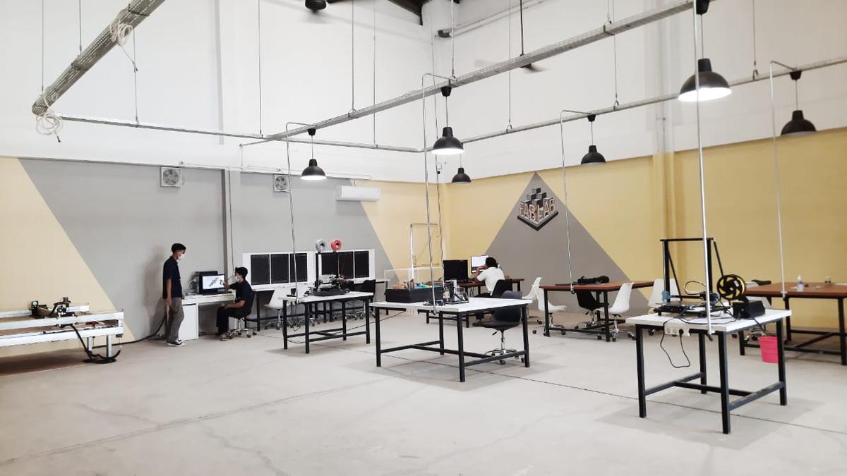 Mengintip Fasilitas Fabrication Laboratory Pertama di Indonesia ...