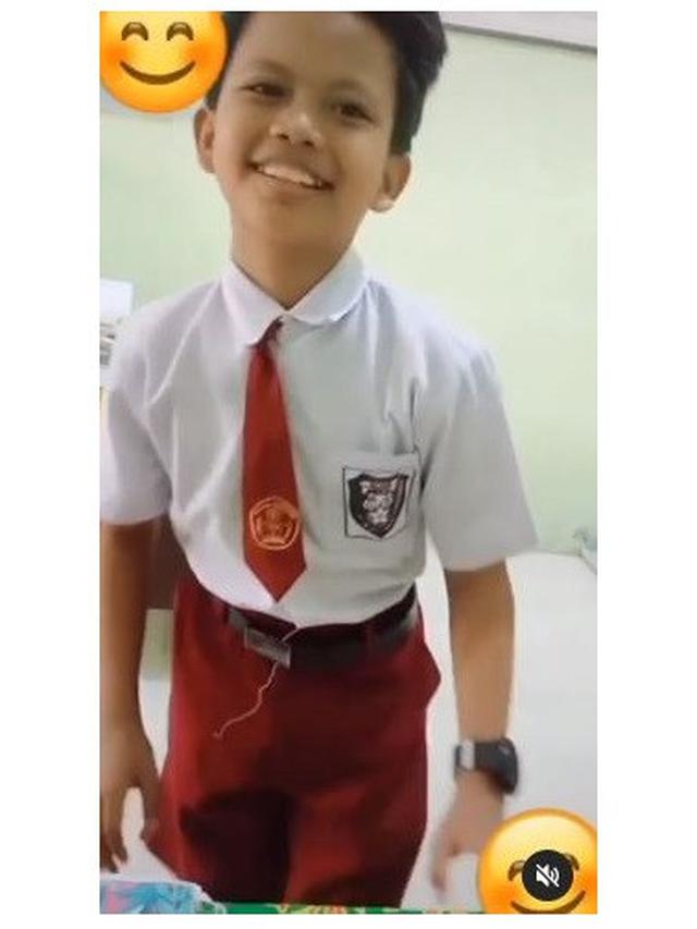 6 Potret Farel Prayoga Saat Pakai Seragam Sekolah, Siswa SD Kepundungan ...